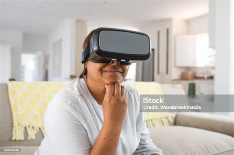 집에서 턱에 손으로 가상 현실 시뮬레이터를 착용 하는 아프리카 계 미국인 수석 여자 가상현실 시뮬레이터에 대한 스톡 사진 및 기타 이미지 가상현실 시뮬레이터 가상현실