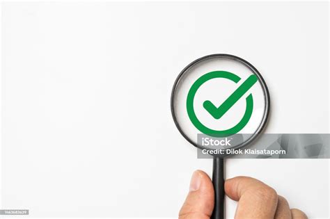 사업 제안 및 문서 승인 개념에 대한 녹색 올바른 기호 기호가 있는 검은색 돋보기 유리를 들고 있습니다 개념에 대한 스톡 사진 및 기타 이미지 Istock