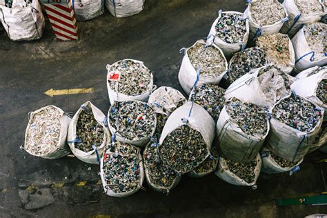 廃棄物選別プラントにリサイクルプラスチックを使用した袋個別のガベージコレクションと並べ替えプラスチックのリサイクルとリサイクル ゴミの