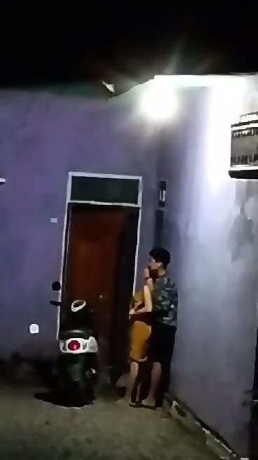 Viral Ngintip Tetangga Mesum Di Depan Rumah