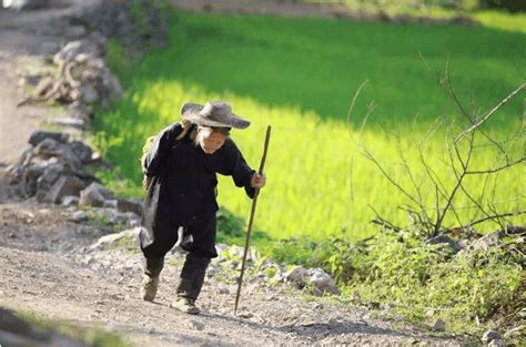 俗語：「貪酒不顧人，貪色不顧身，貪財不顧親」，你們可沾過？ 壹讀