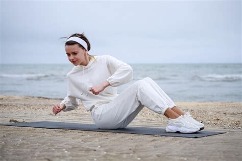 Jovem atleta feminina deitada no tapete e fazendo exercícios foto de alta qualidade Foto Grátis