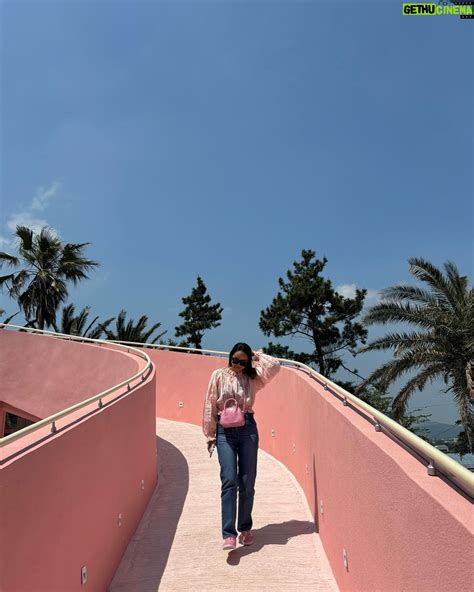 Park Ji Yoon Instagram 제이미원더 리옹백 New Pink와 함께 오픈완료입니다💖 이번 제이미원더 핫딜은 베이케이션 화보”형식으로 소개해드리려고요