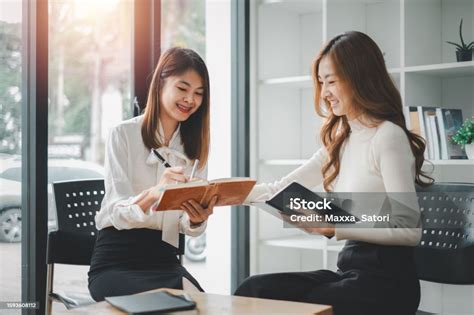 사무실에서 함께 일하는 비즈니스 프로젝트에 대해 논의하는 두 명의 다양한 행복한 사업가 회의에서 진지한 여성 고문과 고객 이야기