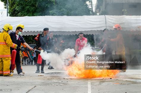 태국 2019년 7월 30일 P 병원에서 소방 안전 탱크를 사용하는 소방 훈련 및 훈련에 대한 준비 우돈타니 태국 기체 물리
