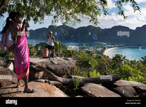 Friends And Beautiful Black Girl In Pee Pee Viewpoint Phi Phi Don Stock