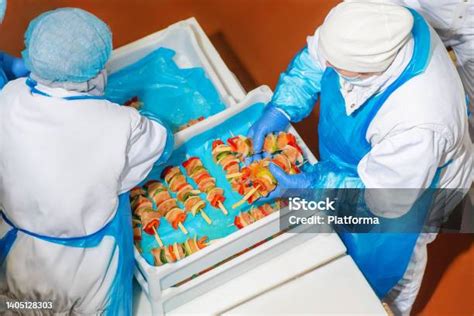 노동자 그룹은 닭 꼬치를 가금류 공장 생산의 상자에 포장합니다 치킨 꼬치 요리 준비 육류 가공 공장 컨베이어 벨트 Food현대