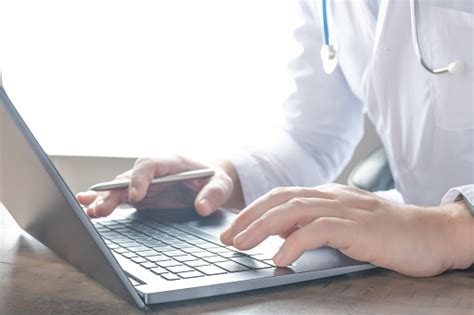 의료 기술 개념입니다 의사는 노트북으로 작동합니다 원격 의료 서비스 병원에서 디지털 노트북 의료 사무실에서 노트북 컴퓨터에 입력하는 의사 구급대원에 대한 스톡 사진 및 기타