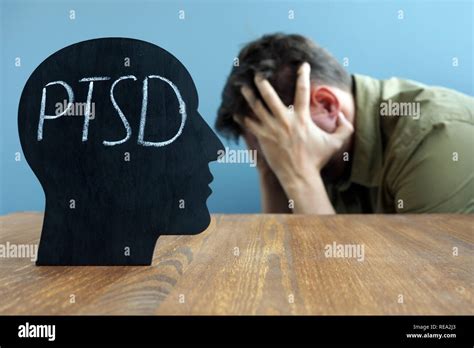 La forma de la cabeza con el PTSD trastorno por estrés postraumático