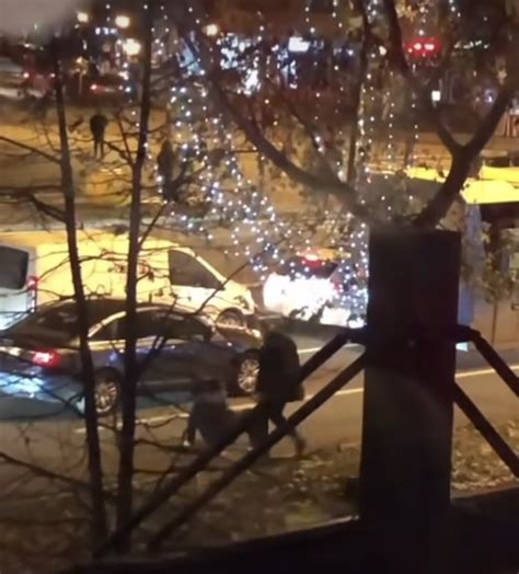 SEVALE PESNICE NA SRED BULEVARA Nepoznati muškarac udarao mladića dok je ležao sklupčan na ulici