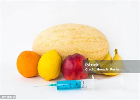 흰색 배경 바나나 오렌지 멜론 레몬과 넥타린에 과일 다음은 Gmo와 질산염 유전자 변형 유기체 과일을 가진 주사기입니다 Dna에