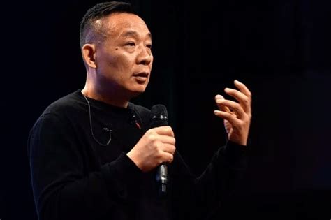 胖东来老板在直播间劝网友卖房：亏也要把它卖掉！网友热议凤凰网