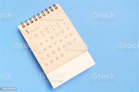 2024년 갈색 달력은 파란색 배경 클로즈업에 대한 계획 개념이다 0명에 대한 스톡 사진 및 기타 이미지 0명 1월