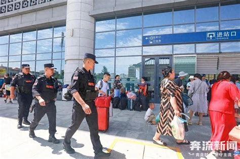 946名旅客滞留高铁站，张掖公安带着吃的来了警力治安部门
