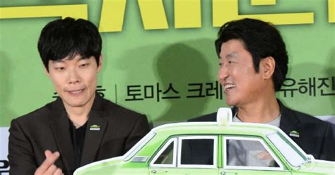 [포토] 류준열 이게 갓 짜낸 애교하트~