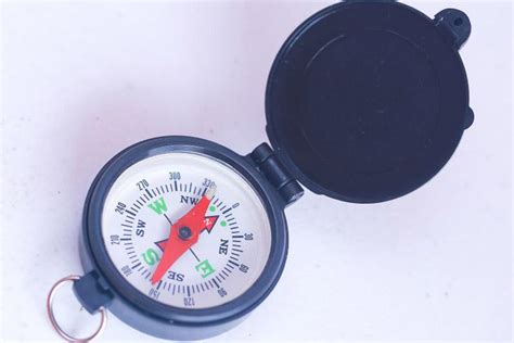 چگونه از قطب نما استفاده کنیم؟ کجارو