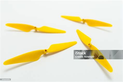 노란색 플라스틱 프로 펠 러는 Quadcopter에 대 한 무인 비행기 흰색 배경에 고립 Multicopter에 대한 스톡 사진