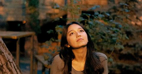 갈색 머리 개인적 성찰 깊은 생각 나무 녹지 도시 설정 도시 성격 명상 적 바지 반사된 벽돌 벽 부드러운 조명 사색 중인 소박한 분위기 소프트