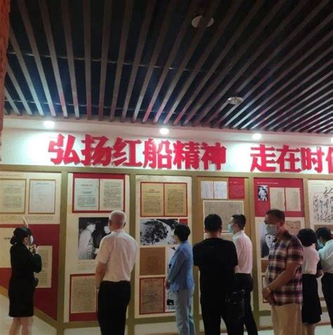 市委党史学习教育领导小组办公室、市委宣传部机关党委组织党员参观“百年恰是风华正茂”主题档案文献展中国共产党
