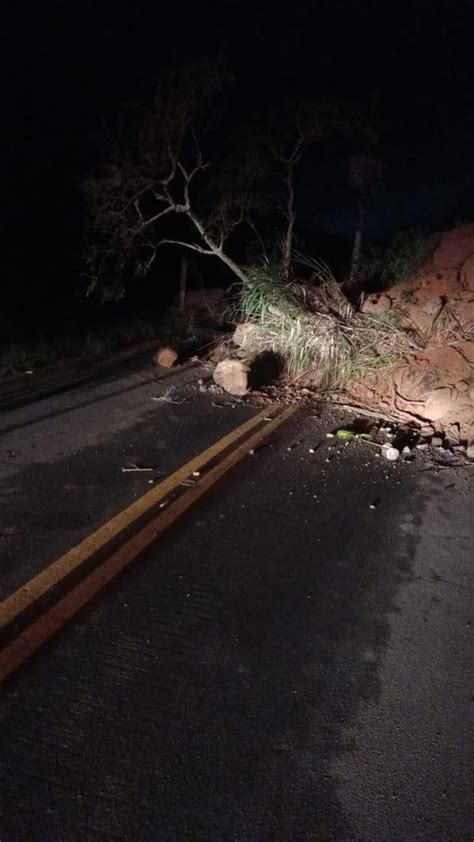 Queda De Barreira Interdita Trecho Da Rj 151 Em Levy Gasparian