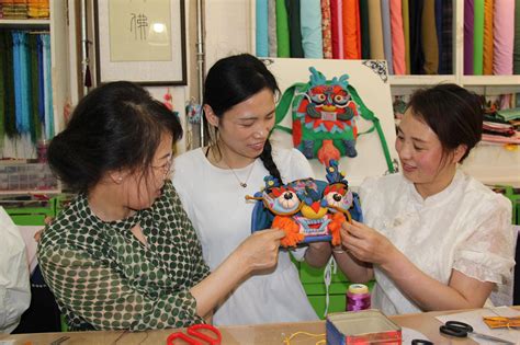 【香约庆阳 包容天下】庆阳香包文化产业助残障人士增收致富康玲绣制刺绣