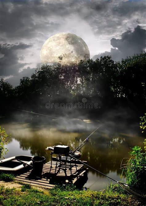 Lua Cheia Sobre O Rio Imagem De Stock Imagem De Pesca 57630381