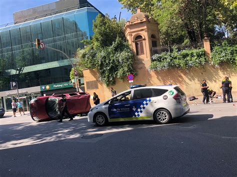 Una Persecución Policial Por Sarrià Acaba Con Una Furgoneta Volcada Y