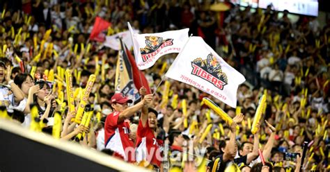 [md포토] 잠실구장이 Kia 홈구장인가 잠실벌을 뒤덮은 노란 물결