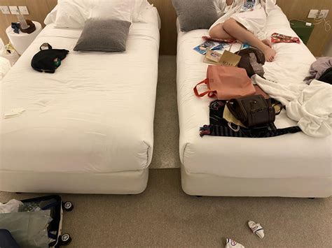 J人與p人 我甚至因為還沒洗澡坐地板 而p人的床已經是一團混亂了