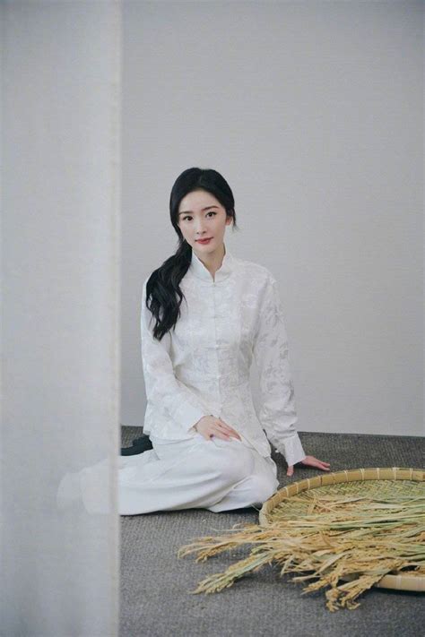 杨幂白色中式套装写真 与麦穗合影显田园诗意 搜狐大视野 搜狐新闻