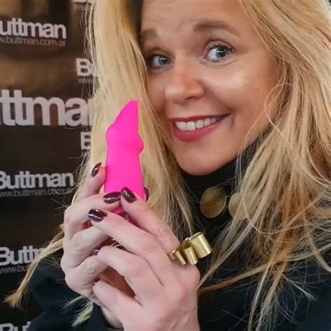 Trabaja En Un Sexshop Es Experta En Juguetes Sexuales Y Analiza La