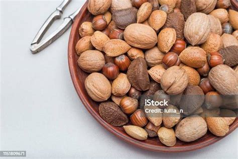 껍질 헤이즐넛 호두 아몬드 및 브라질 견과류에 너트 크래커가 있는 세라믹 플레이트의 다른 종류의 백 수평 복사 공간 평면도 0명에 대한 스톡 사진 및 기타 이미지 Istock