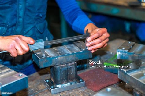 수치 제어 작업장에서 밀링 커터를 사용하는 회사에서 작업하는 절단 손가락을 가진 작업자 Cnc 머시닝 센터를 통한 첨단 기술 Performing Arts Event에 대한