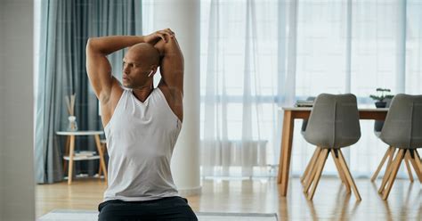 집에서 운동하는 동안 스트레칭 운동을 하는 젊은 아프리카계 미국인 스포츠맨 사진 Unsplash의 성인 이미지