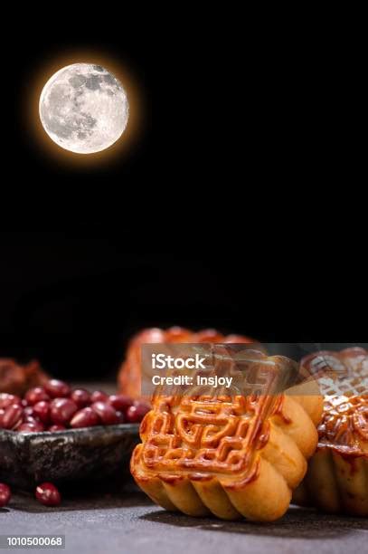 중국 전통 중추 와 테이블 설정에서에서 Mooncake 닫습니다 Mid Autumn Festival에 대한 스톡 사진 및 기타