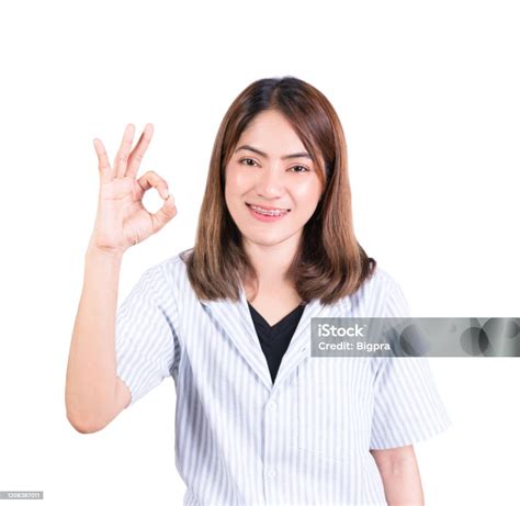 흰색 배경에 Ok 손 기호를 보여주는 여자 개념에 대한 스톡 사진 및 기타 이미지 개념 공란 귀여운 Istock