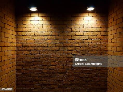 두 개의 스포트 라이트 따뜻하고 밝은 톤과 어두운에서 추상 오래 된 벽돌 벽 빈 방에 있는 벽돌 벽 벽지에 대 한 벽돌 벽 배경