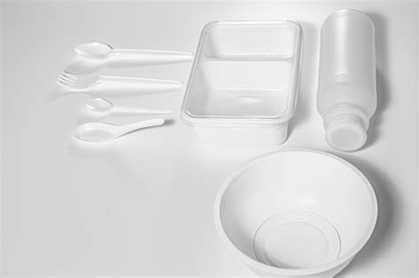 플라스틱 사용을 중지합니다 플라스틱 폐기물 수집 접시 그릇 숟가락과 포크 도시락 플라스틱으로 만든 병 플라스틱 재활용 의 개념 과 생태 문제 가방에 대한 스톡 사진 및 기타