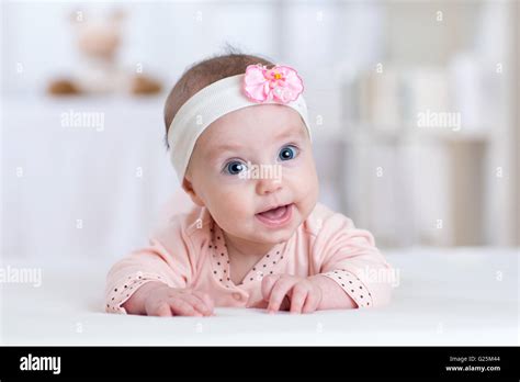 Baby girl Banque de photographies et dimages à haute résolution Alamy