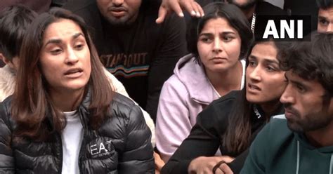 `பயிற்சியாளர்களால் பாலியல் துன்புறுத்தலுக்கு ஆளான மல்யுத்த வீராங்கனைகள் வினேஷ் போகட்