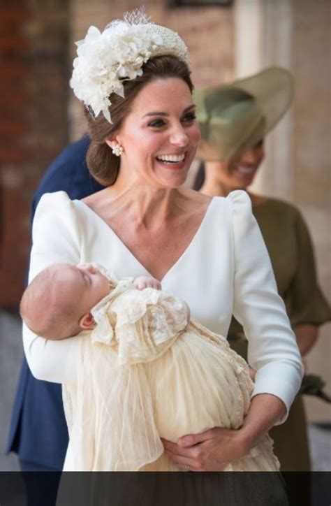 Ce ținute a purtat Kate Middleton la botezul copiilor săi Unica md