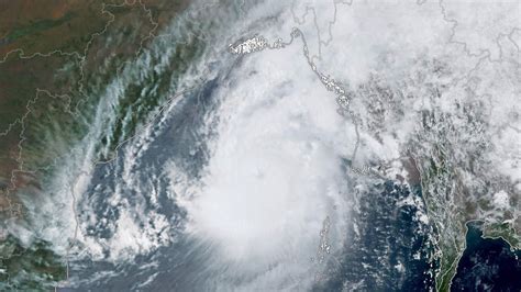 ভয়ঙ্কর ঘূর্ণিঝড়ে রূপ নিচ্ছে মোখা গতি বেড়ে ১৭৫ কিলোমিটার