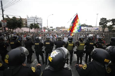 Protestas en Lima Así fue el enfrentamientos entre manifestantes y la PNP que dejó un fallecido