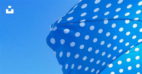 파란색과 흰색 물방울 무늬 우산 사진 Unsplash의 무료 Ναύπλιο 이미지