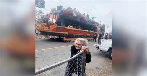 Granny Cuts A Rug At Mardi Gras Parade And Steals Spotlight From Passing Float Inspiremore