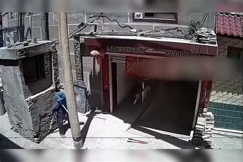 男子嫌门口电线杆碍事，竟挥大锤将电线杆砸烂。