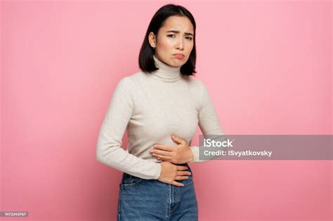 복통 위염 또는 변비로 고통받는 배를 움켜쥐고 있는 여자의 초상화 20 24세에 대한 스톡 사진 및 기타 이미지 20 24세 건강관리와 의술 결장 Istock