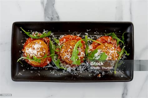 이탈리안 푸드 호박 로즈마리 치즈 3개 로마스코를 곁들인 아란치니 볼 맛좋은 소스에 대한 스톡 사진 및 기타 이미지 맛좋은