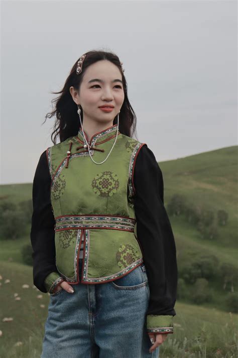 蒙古袍马甲蒙古袍蒙古丽人蒙古袍图片大山谷图库