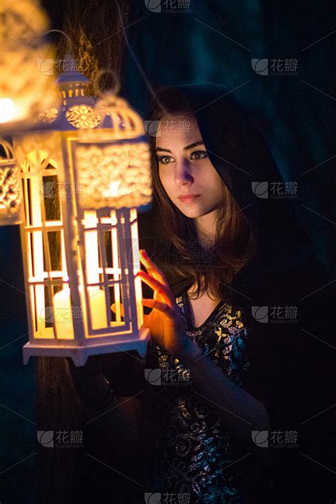 晚上在森林里提着灯笼的女孩